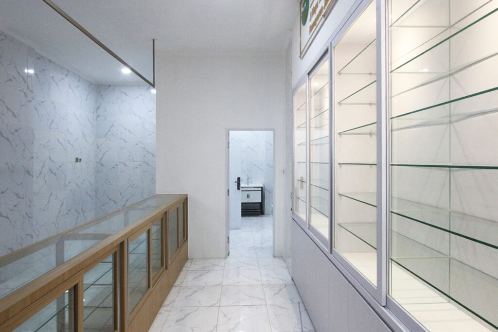 Desain interior apotek - RYTAMA INTERIOR